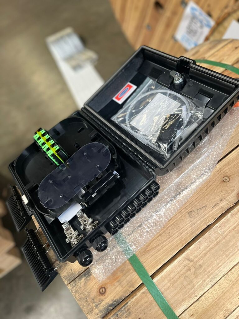 Caja NAP de 16 Puertos con Enfrentadores – Fibra Óptica Colombia