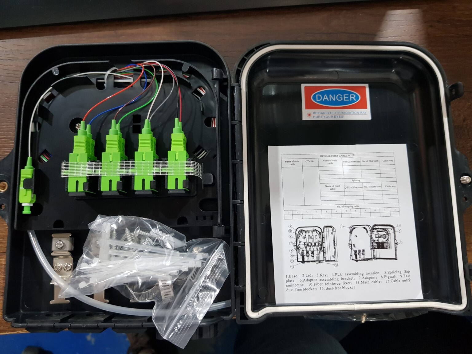 Caja NAP de 8 Puertos + Splitter 1×8 SC/APC – Fibra Óptica Colombia