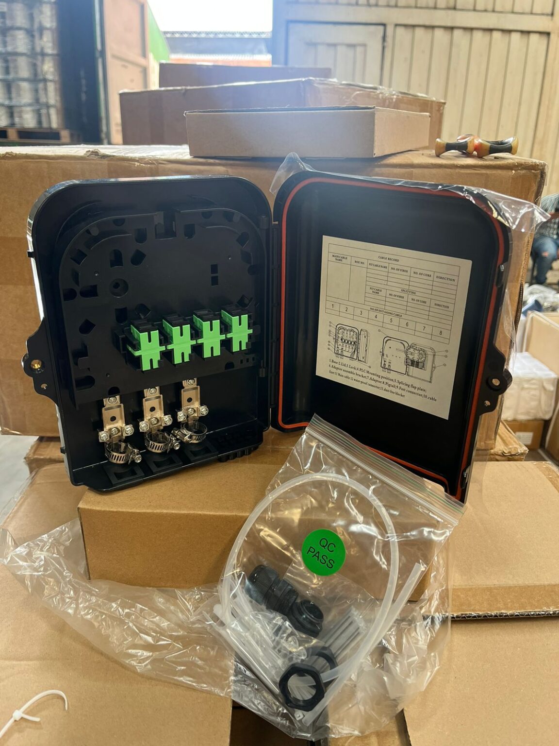 Caja NAP de 8 Puertos + Splitter 1×8 SC/APC – Fibra Óptica Colombia